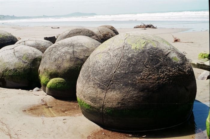 The Spherical Boulders at Moeraki | Amusing Planet